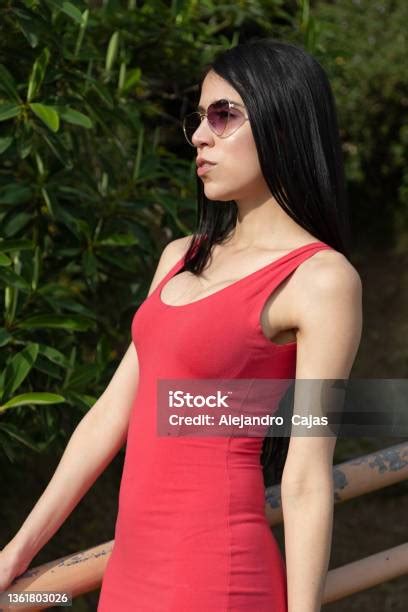선글라스를 쓰고 트렌디한 여름 캐주얼 의류를 액세서리로 입고 있는 라틴 모델의 프로필 페이스 관능에 대한 스톡 사진 및 기타 이미지 Istock