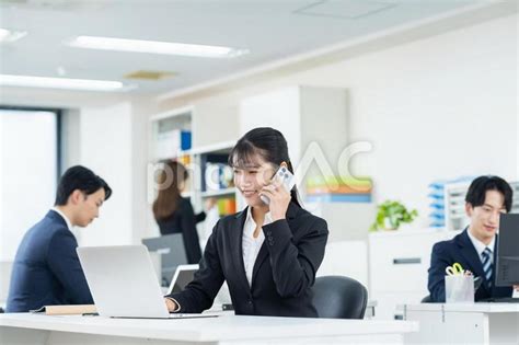 オフィスで電話する若い女性 No 33987153｜写真素材なら「写真ac」無料（フリー）ダウンロードok