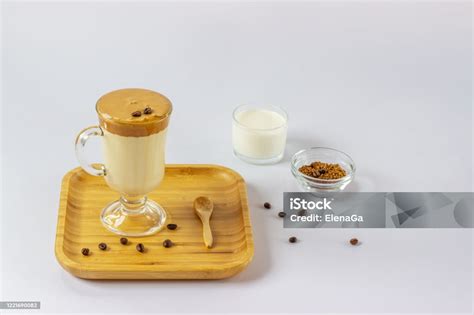 차가운 달고나 커피 흰색 배경에 유리 컵에 인스턴트 커피 설탕 우유로 만든 트렌드 한국 음료 0명에 대한 스톡 사진 및 기타 이미지 Istock