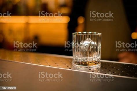 얼음 조각이있는 구식 칵테일 유리가 바 카운터에 서 있습니다 각얼음에 대한 스톡 사진 및 기타 이미지 각얼음 고독 개념 고풍스런 Istock