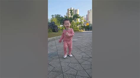 엄마한테 달려오는 21개월 아기 Youtube