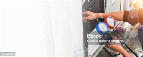 산업용 공장 에어컨을 채우고 유지 보수 실외 공기 압축기 장치를 확인하기 위한 측정 장비를 사용하는 공기 수리 정비사 Stem 주제에 대한 스톡 사진 및 기타 이미지