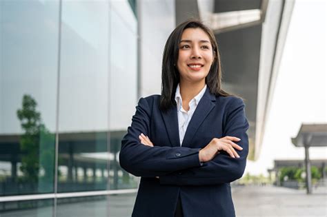 정장을 입은 아름다운 사업가가 시내 건물에 서 있다 성공을 위한 목표를 바라보는 자신감 있는 여성 경영자 똑똑한 사업가 경영자에 대한 스톡 사진 및 기타 이미지 Istock