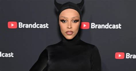 Doja Cat Is Naked Covered In Blood In Attention Video