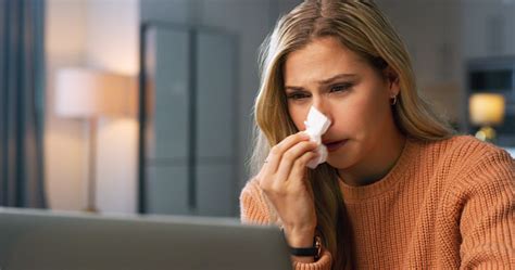 아픈 학생 집에서 코를 풀거나 노트북을 풀거나 폐쇄 격리 또는 독감 위기 감기 또는 박테리아 바이러스로 인한 늦은 사회적 거리두기 건강 기술에 여성을위한 질병 조직 또는