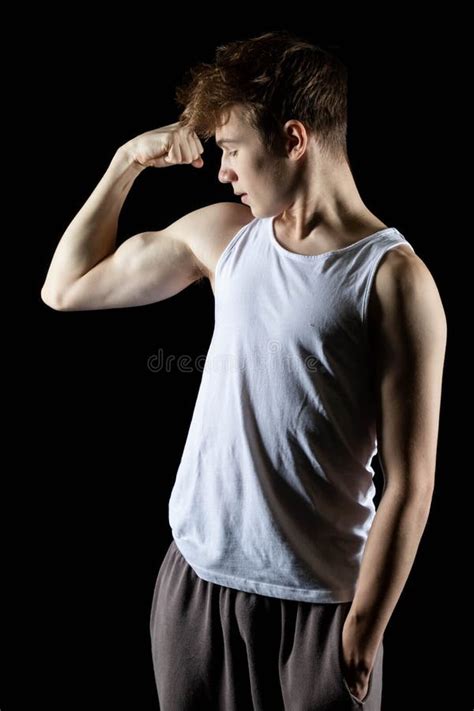Un Chico De 17 Años Vestido Con Un Techo Blanco De Tanque Imagen De