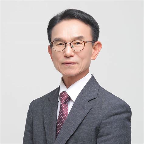 병천 『질문의 날』 공식 선언문 제정 선언일 2025년 7월 6일 제안일 매년 8월 8일 ∞ 무한질문의 상징 제안자 노병천 박사 『위대한 질문 70』 저자