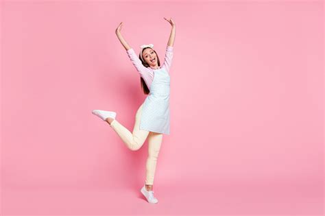 핑크 컬러 배경에 고립 된 봄 자유 시간을 착용 하는 봄 자유 시간을 즐길 수 있는 흥분 된 활기찬 소녀 의 전체 길이 사진 갈색 머리에 대한 스톡 사진 및 기타 이미지