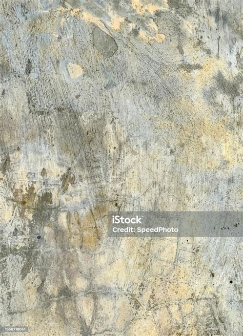 균열이 많고 빨간색 정지 표지판이 있는 벽 표면이 거칠고 약간의 흠집이 있는 콘크리트 벽의 사진 거친에 대한 스톡 사진 및 기타 이미지 Istock
