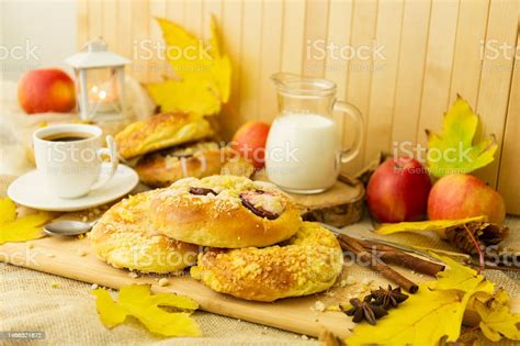 계피와 단풍 나무 잎으로 장식 된 커피 한 잔을 곁들인 생과자의 근접 촬영 0명에 대한 스톡 사진 및 기타 이미지 0명 건강한 식생활 계피 Istock