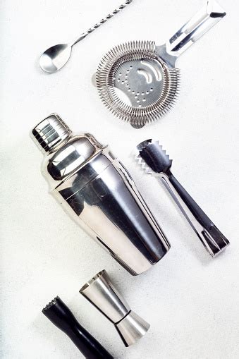 칵테일을 만들기위한 스틸 바 도구 및 액세서리 셰이커 지거 스트레이너 숟가락 집게 진흙 투성이 알코올 음료 및 음료 준비 개념 흰색 배경 상단 보기 복사 공간 흰색에 대한