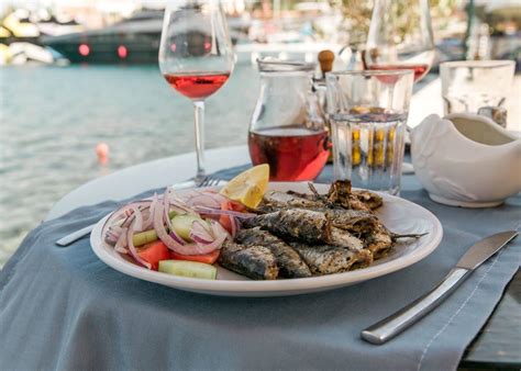 အိမ်ရှင်မ ဆိတ်သားဝယ်ပြီးဘယ်လိုချက်စားရင်ကောင်းမလဲလို့ မစဉ်းစားရလေအောင်လို့ ဆိတ်သားနှင့