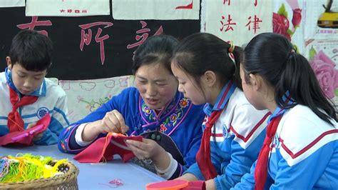 麻柳刺绣非遗传承人与学生共绣党旗 献礼党的百年华诞 四川朝天门户网