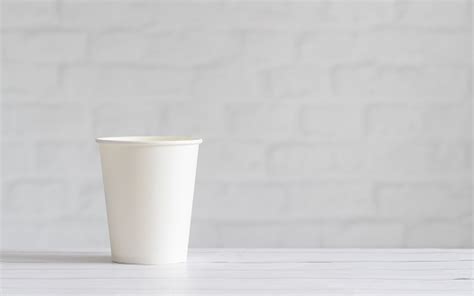 벽의 배경에 흰 종이컵입니다 친환경 식기 템플릿 복사 공간 폐기물 제로 개념 0명에 대한 스톡 사진 및 기타 이미지 0명