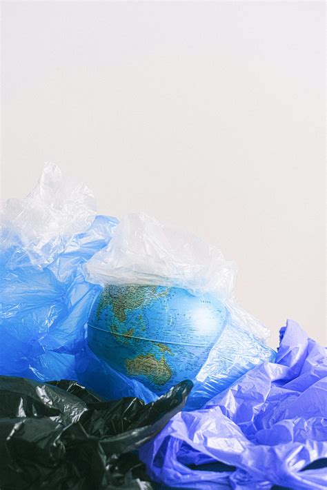 가정용 쓰레기 고물 기후 변화 대문자 맑은 매립 물병들 반투명 버려진 병 병 뚜껑 보존 블루 비 생분해 성 빈 순환 경제 쓰레기 쓰레기 처리