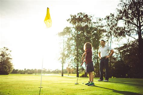 아버지와 딸 함께 경치 골프 코스에 남자는 골프를 재생하는 여자를 가르치고 골프에 대한 스톡 사진 및 기타 이미지 골프 딸 아버지 Istock
