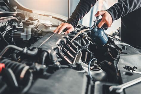자동차 수리 서비스 및 유지 보수 자동차에서 일하는 자동차 정비사의 기술자 손 건강 진단에 대한 스톡 사진 및 기타 이미지