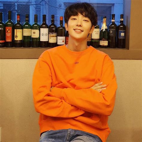 이준기 오렌지 맨투맨 입고 남친미 발산…스윗한 눈빛 Pickcon