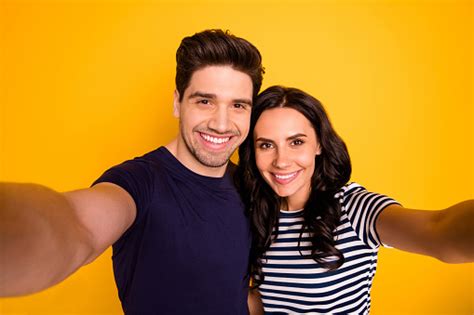 노란 배경으로 고립 된 동안 사람들에게 영향을 미치는 자신을 촬영 하는 Toothily 미소 사랑 스러운 좋은 귀여운 소녀의