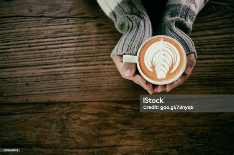 나무 배경에 하트 모양의 라떼 아트와 뜨거운 커피 한 잔을 들고 최고 보기 여성 손 개념에 대한 스톡 사진 및 기타 이미지 개념 건강관리와 의술 공휴일 Istock