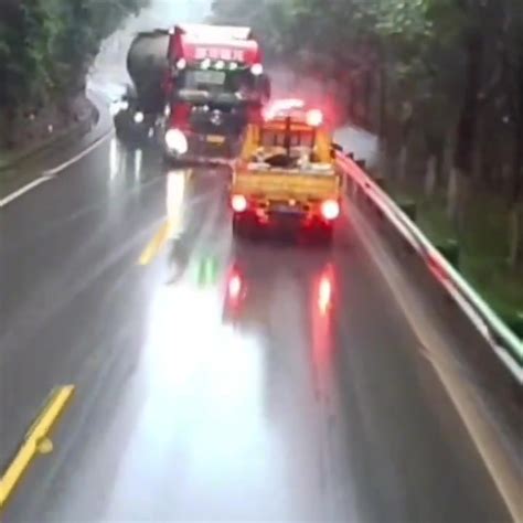 小车弯道任性连续超车对面来了油罐车