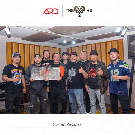 Ard Shop Хүннү Рокыг түгээгч Хү хамтлагийн гарын үсэгтэй