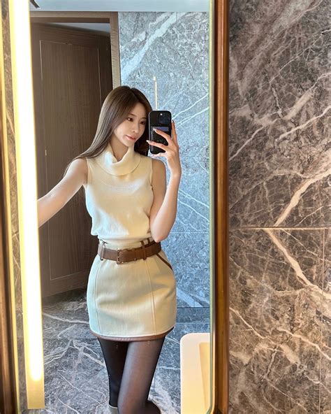 효림 베이글로우 문의많았던 요코디 신발까지 전부 업뎃되어있어요 레더배색으로 포인트를 주어 모던세련유니크 모두 다하는 스커트는 스웨이드 벨트세트 구성으로 어떤탑이든