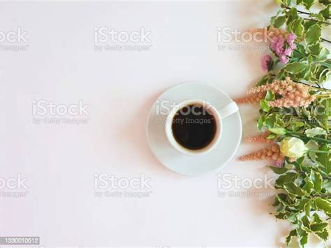 접시와 흰색 나무 배경에 신선한 녹지와 꽃의 라인 커피 컵 상단 보기 플랫 레이 텍스트와 제품을 위한 배치합니다 아로마와 좋은 아침 개념 공간을 복사합니다 0명에 대한 스톡