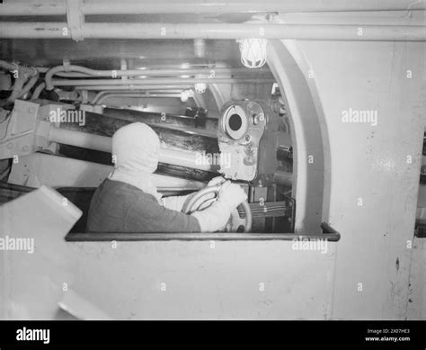 NAVAL GUN LAYER APRIL 1943 The Gun Layer Of A British Naval Gun