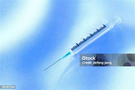 실크 직물 배경 의료 플라스틱 예방 접종 장비 및 바늘에 주사기 의료 주입의 3d 렌더링 병원에서 의료 고해상도 3차원 형태에 대한 스톡 사진 및 기타 이미지 Istock