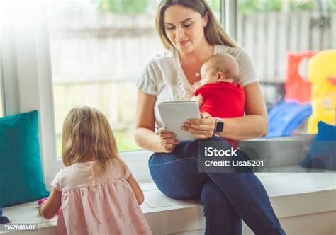 멀티 태스킹 라틴 아메리카 엄마는 새로운 아기와 유아와 디지털 태블릿을 사용 가정 생활에 대한 스톡 사진 및 기타 이미지 가정 생활 가정의 방 가족 Istock