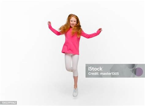 화이트 스튜디오 배경에 고립 된 행복한 빨간 머리 소녀 행복하고 쾌활하며 성실한 것처럼 보입니다 복사 공간을 참조하십시오 어린 시절 교육 감정 개념 6 7 살에 대한 스톡