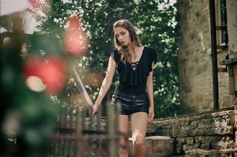 6 Hot Sexy Isabelle Siva Bikini Pics