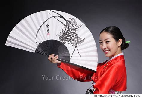 부채를 들고 있는 한국인 여자 패션 한복 한국