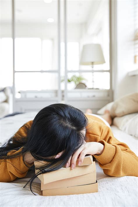 집에서 여가를 즐기는 젊은여자 유토이미지 상세페이지 베이직샵 사진 22029522