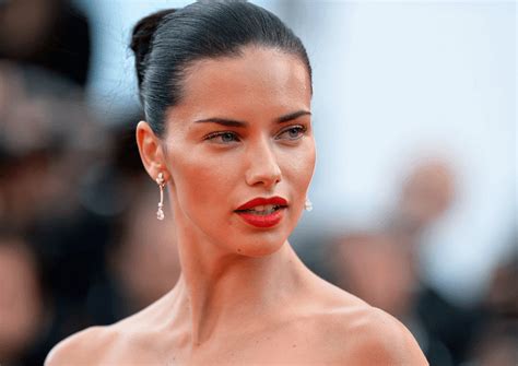 Dünyaca ünlü Brezilyalı Model Adriana Lima Aldığı Kilolarla Dikkat