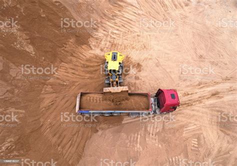 열린 구덩이에있는 티퍼 트럭에 휠 로더로드 모래 오픈 피트 광산에서 토공의 프런트 엔드 로더 0명에 대한 스톡 사진 및 기타 이미지 Istock