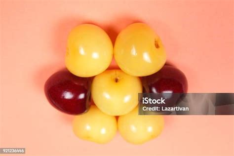 다 색된 파스텔 배경 체리 팝 아트 노란 딸기 체리 미니 채식주의 과일 팝 아트의 스타일에서로 엽서에 노란 체리 개념에 대한 스톡 사진 및 기타 이미지 Istock