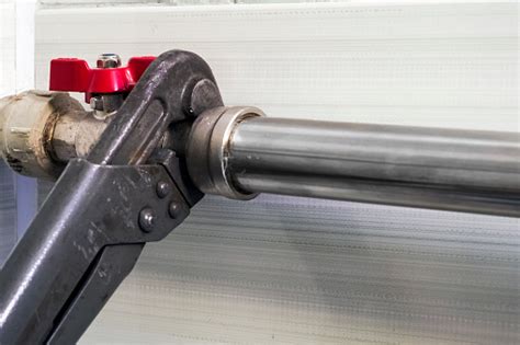 렌치와 손 수리 파이프의 클로즈업 조정 가능한 렌치가 있는 배관공 고정 파이프 연관공에 대한 스톡 사진 및 기타 이미지 연관공 검사 보기 배수관 Istock