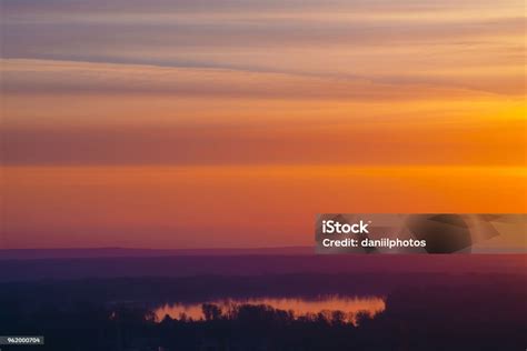 가지각색 줄무늬 따뜻한 하늘 아래 강입니다 아름 다운 구름의 수평 라인입니다 새벽 하늘의 반사와 호수의 대기 배경 이미지입니다 0명에 대한 스톡 사진 및 기타 이미지