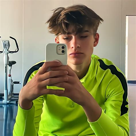 Efzaeji Guys Selfie Mirror Selfie