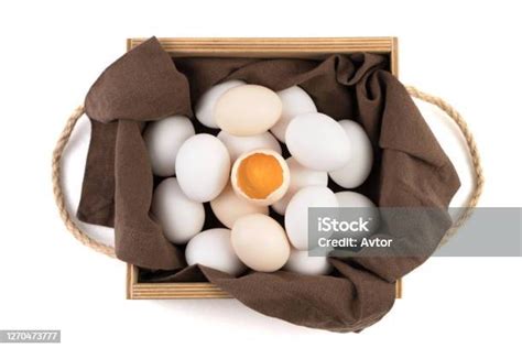 닭 계란은 신선한 노른자를 볼 수있는 중앙에 깨진 계란과 흰색과 갈색입니다 0명에 대한 스톡 사진 및 기타 이미지 0명 건강한 식생활 계란 노른자 Istock