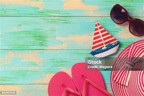 플립 퍼 선글라스와 모자 나무 보드에 여름 휴가 배경 위에서 보기 0명에 대한 스톡 사진 및 기타 이미지 0명 개념 관광