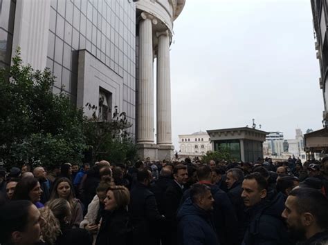 Членови на раководството на ДУИ и активисти се пред Уставен суд Во Центар