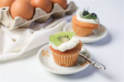 버터 크림을 곁들인 키위와 블루베리 컵케이크 토핑과 과자 또는 컵 케이크 생일 과자 디저트 파이 페이스트리 베이커리 또는 제과점 생산 가정 생활에 대한 스톡 사진 및 기타