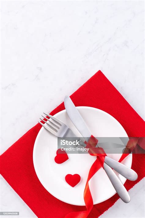 발렌타인 데이 어머니의 날 휴일 데이트 식사 연회 디자인 개념 대리석 배경에 흰색 접시와 빨간색 리본 0명에 대한 스톡 사진 및