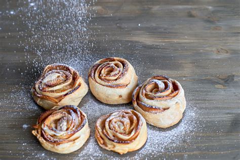 5 조각 맛있고 달콤한 구운 장미 모양의 생 과자 애플 피 마자 설탕 가루 나무 배경 작성 가루로 빻은에 대한 스톡 사진 및 기타 이미지 가루로 빻은 가정의 방 계피
