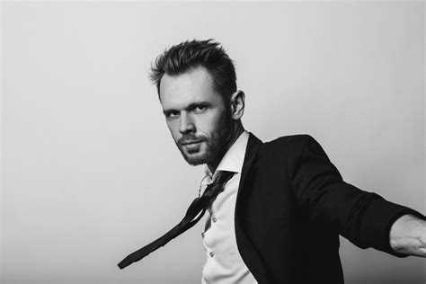 Динамичное студийное фото черно белое Черно белое