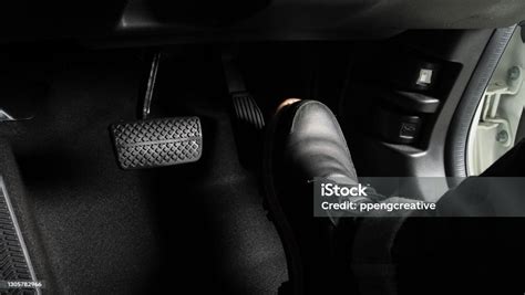 가속기와 차에 페달을 깨는 앞을 운전하기 위해 자동차의 발 페달을 누르는 발을 닫습니다 차의 가속 페달을 밀어 자동차를 운전 하는 드라이버 차량 내부 가속 페달에 대한 스톡