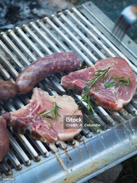 나무 숯으로 해고 된 그릴에 쵸 리조 소시지와 돼지 고기 스테이크를 굽는 것 가공육에 대한 스톡 사진 및 기타 이미지 가공육 건강에 좋지 않은 음식 고기 Istock